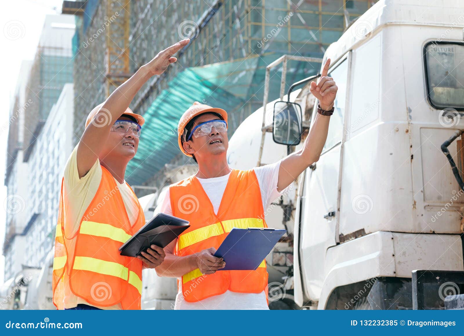 Explaining Work To Colleague Stock Image - Image of builder ...