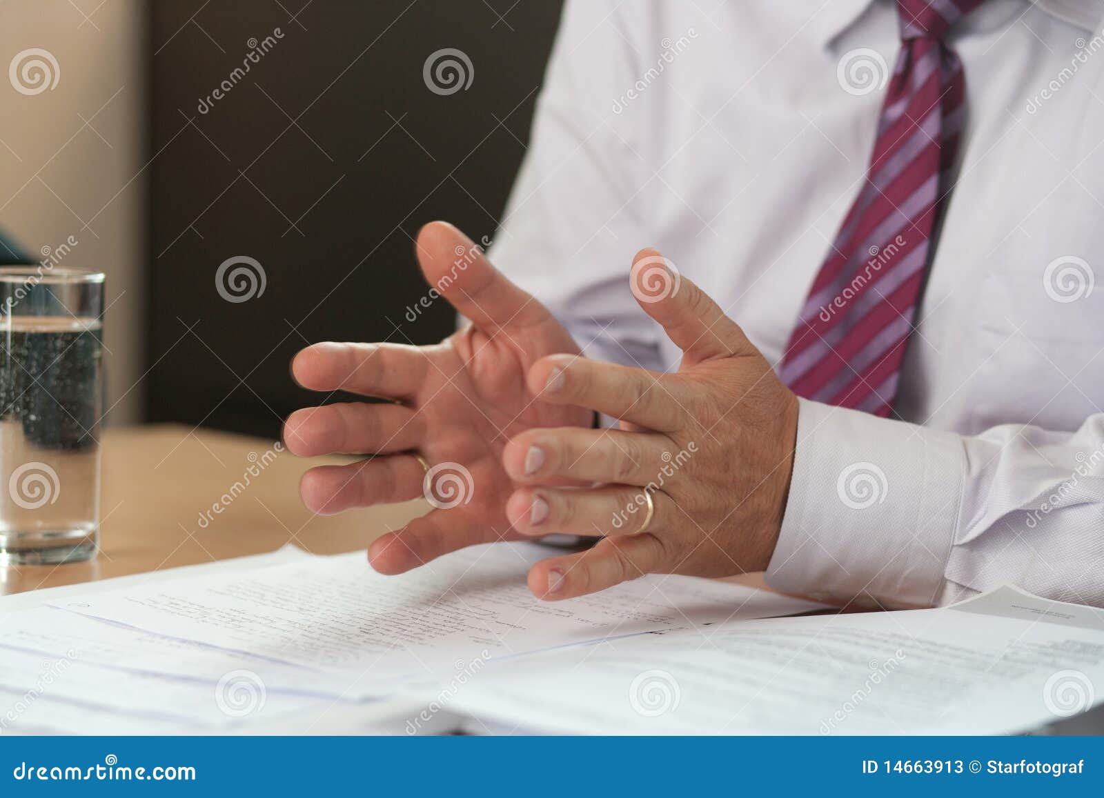 Explicando as mãos imagem de stock. Imagem de detalhe - 14663913