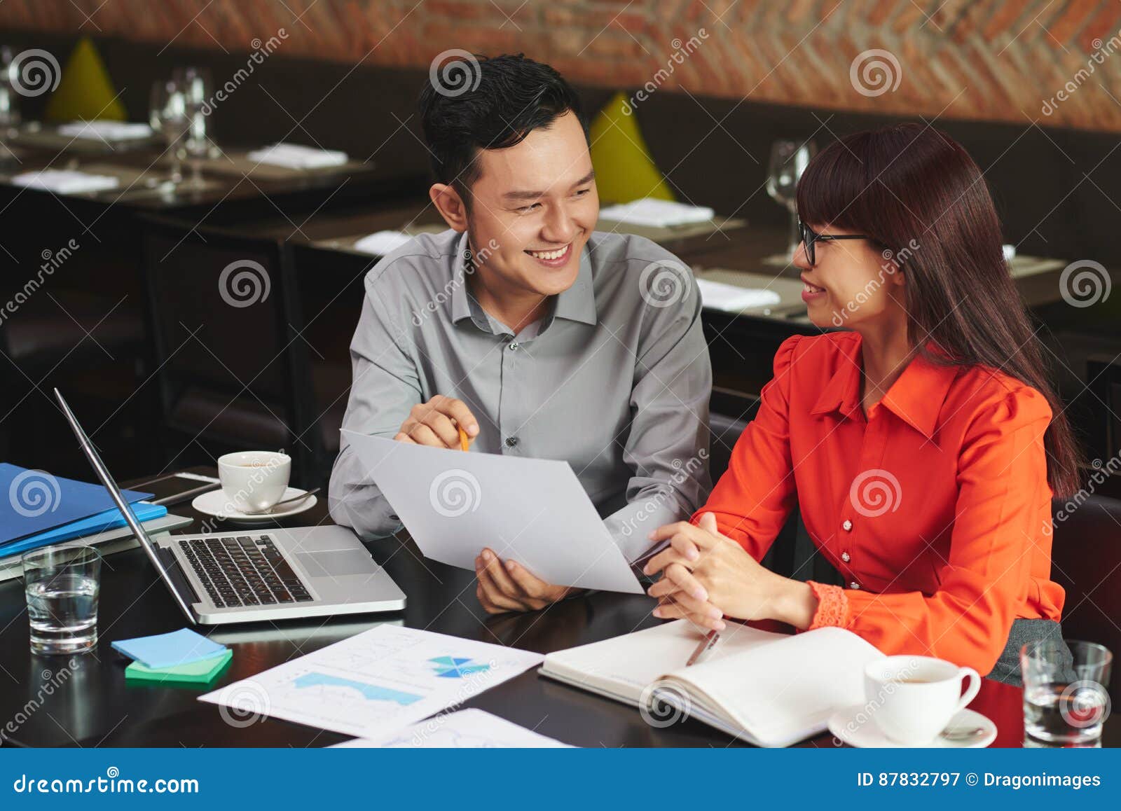 Explicando o original imagem de stock. Imagem de falar - 87832797