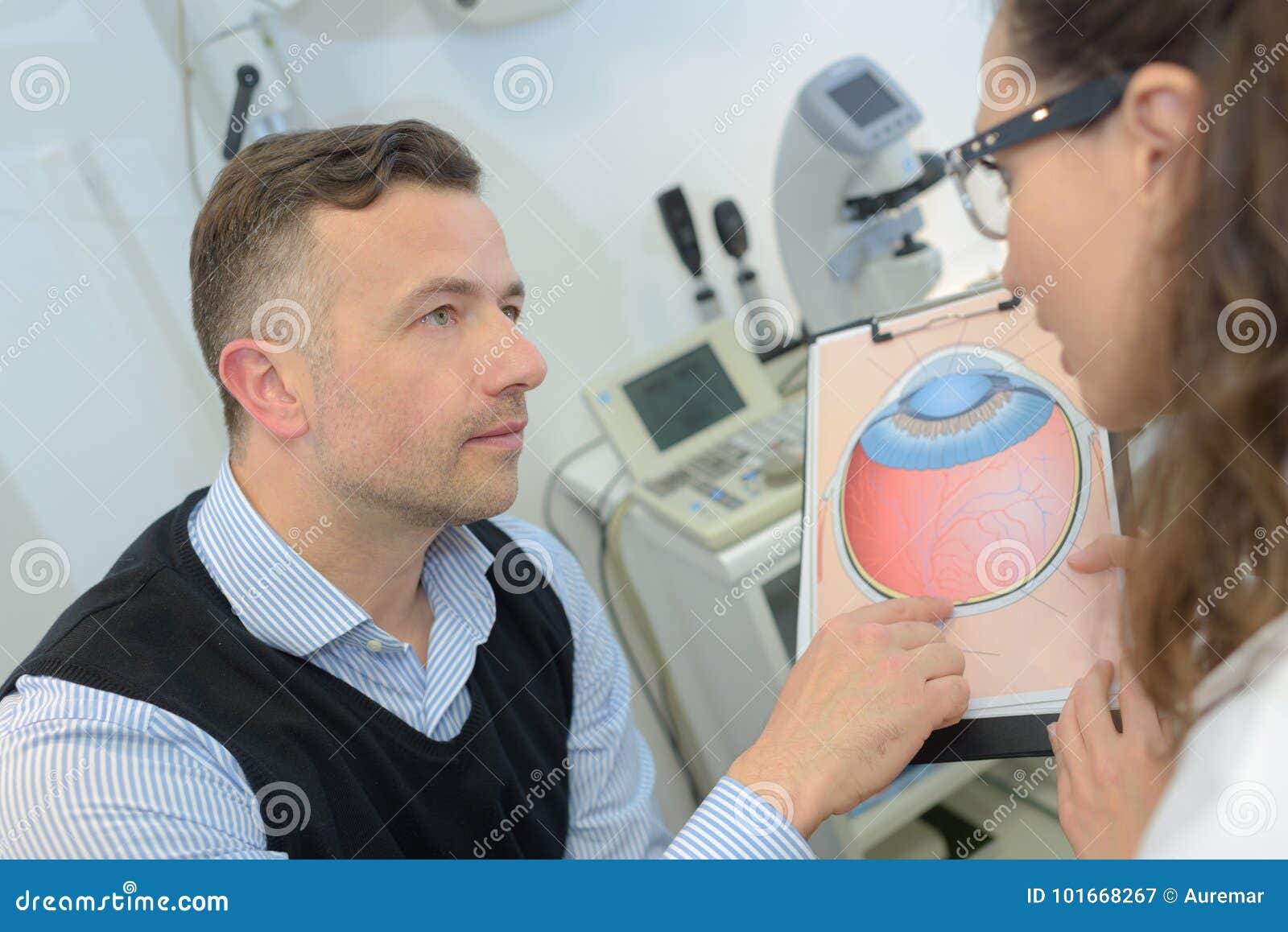 Explicando O Problema Do Olho Ao Paciente Imagem de Stock - Imagem de ...