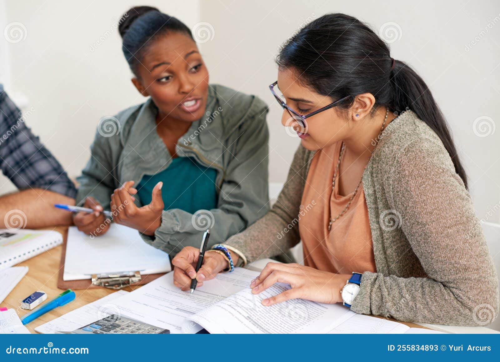 Explicar El Proceso. Tres Estudiantes Universitarios Estudiando. Imagen ...