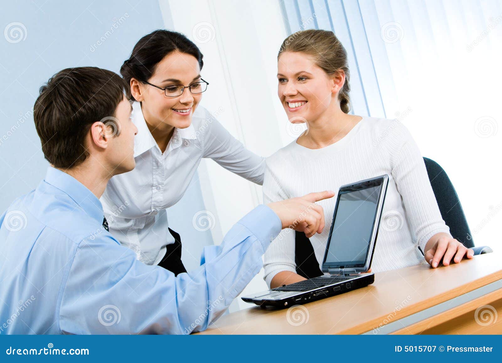 Explication image stock. Image du portable, regarder, adulte - 5015707