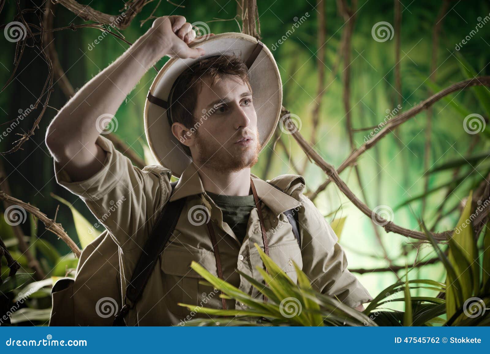 Explorador Agotado En La Selva Foto de archivo - Imagen de aventura ...