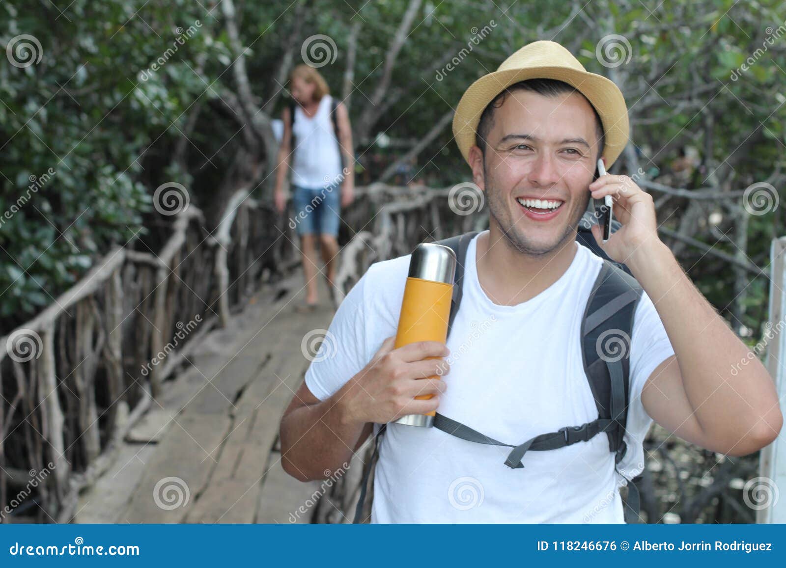 Explorador Aventurero Que Llama De La Selva Foto de archivo - Imagen de ...