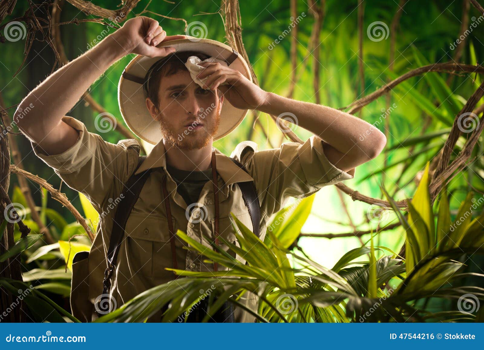 Explorador Joven Agotado En La Selva Foto de archivo - Imagen de frente ...