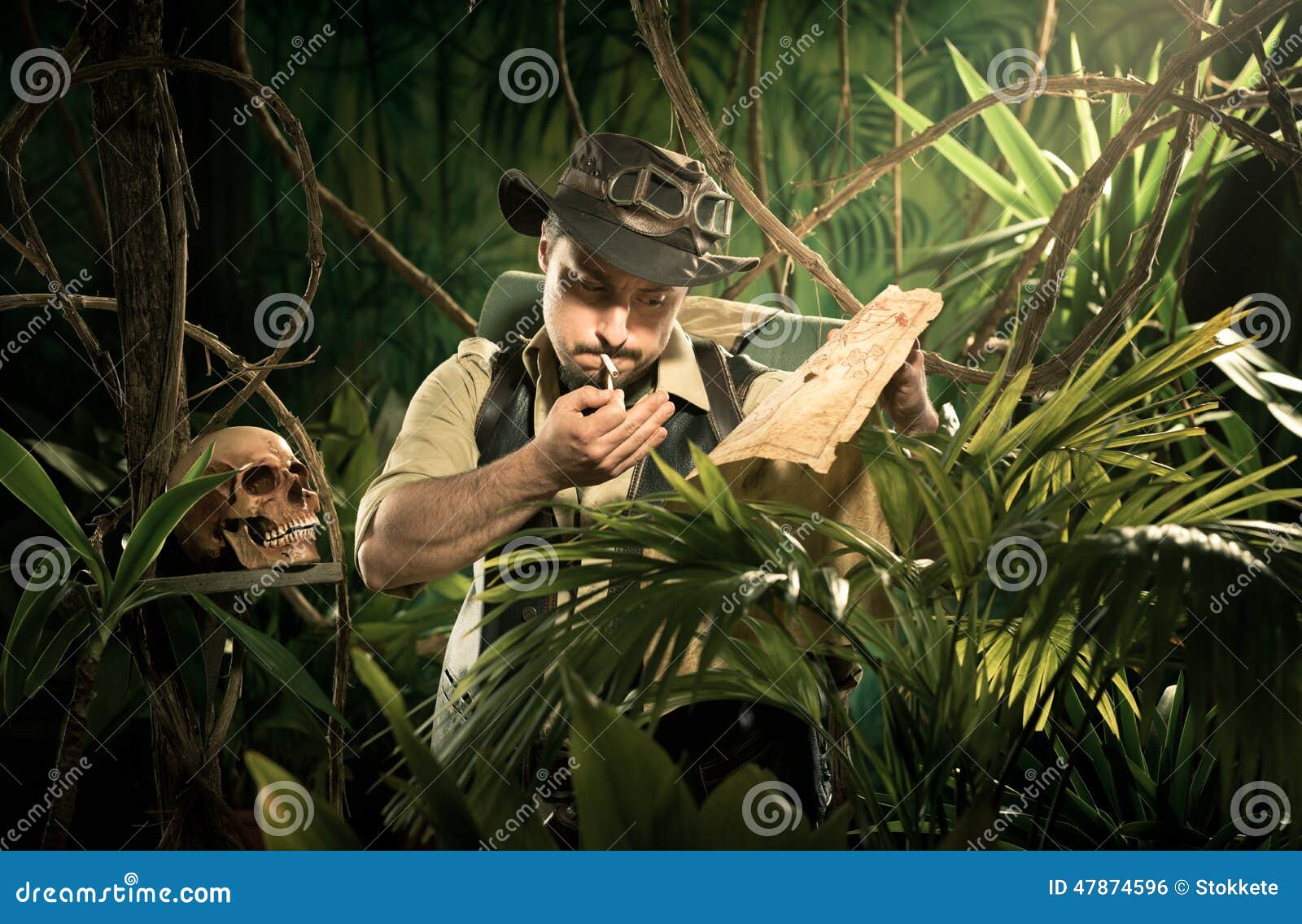 Explorador Perdido Na Selva Foto de Stock - Imagem de extremo, fumar ...