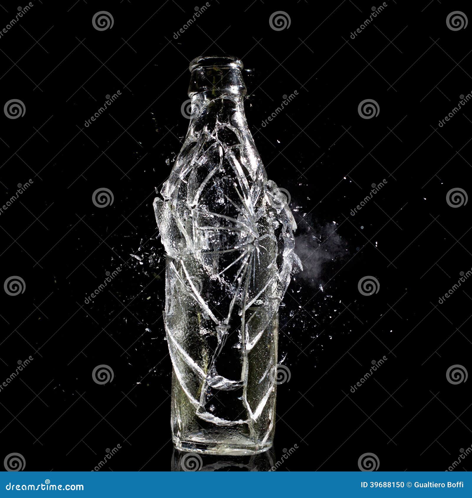 Explosão da garrafa foto de stock. Imagem de queda, quebrado - 39688150