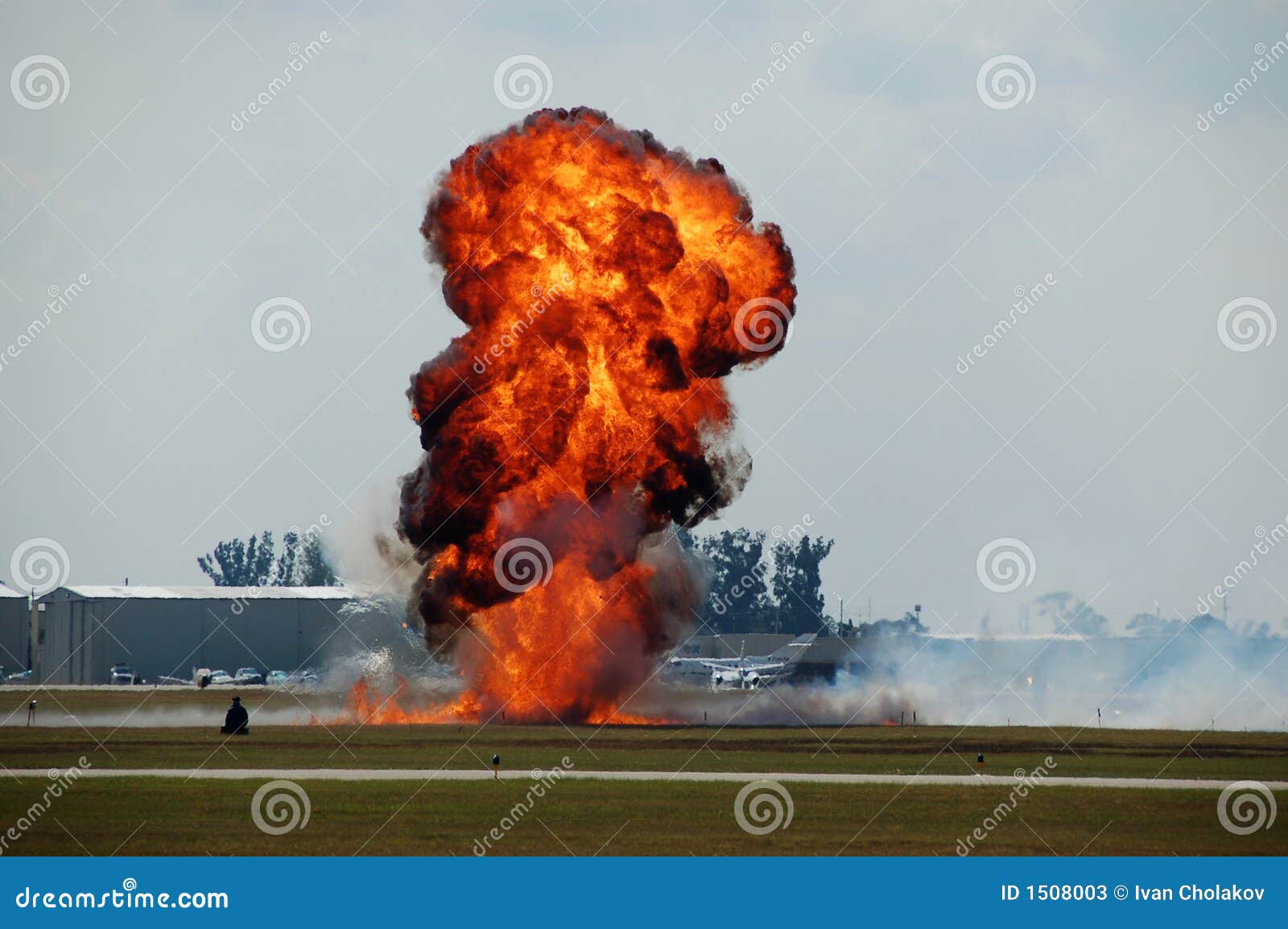 Explosie bij luchthaven stock afbeelding. Image of vlam - 1508003