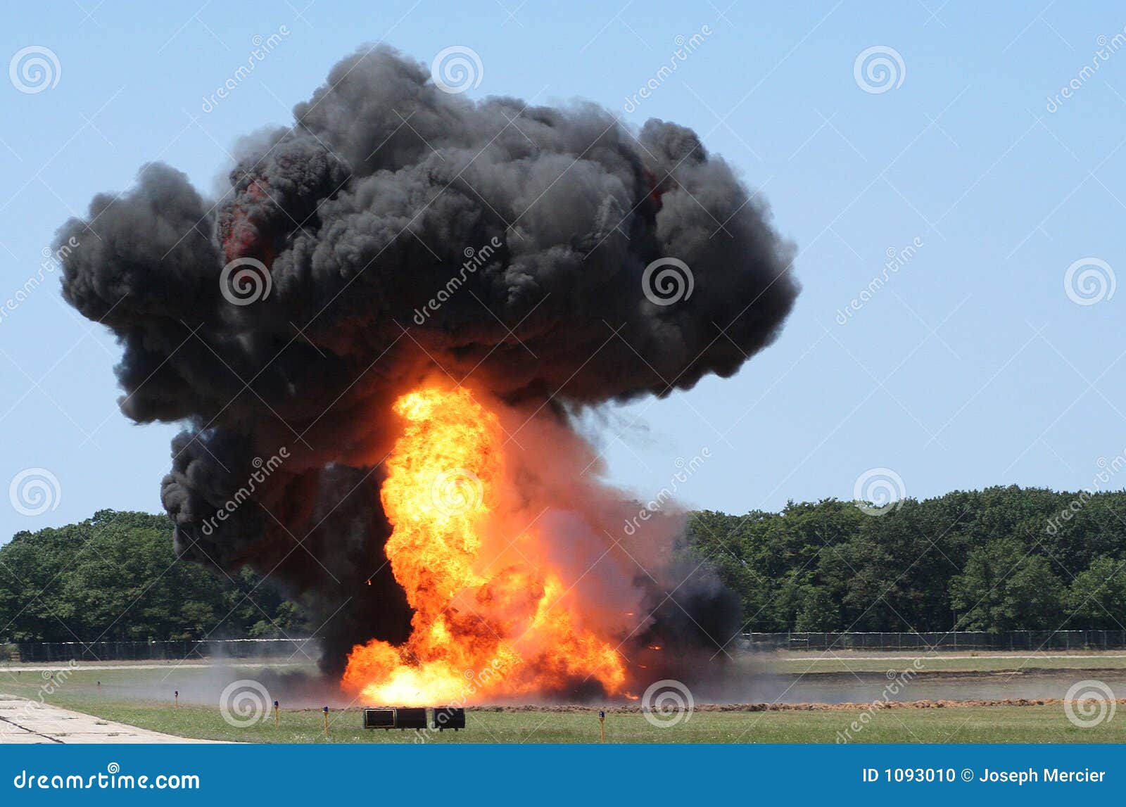 Explosie op Gebied stock foto. Afbeelding bestaande uit explosie - 1093010