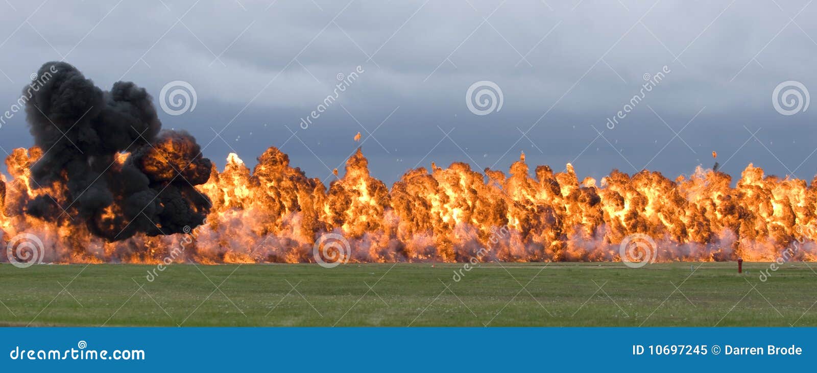 Explosion de napalm image stock. Image du orange, destruction - 10697245