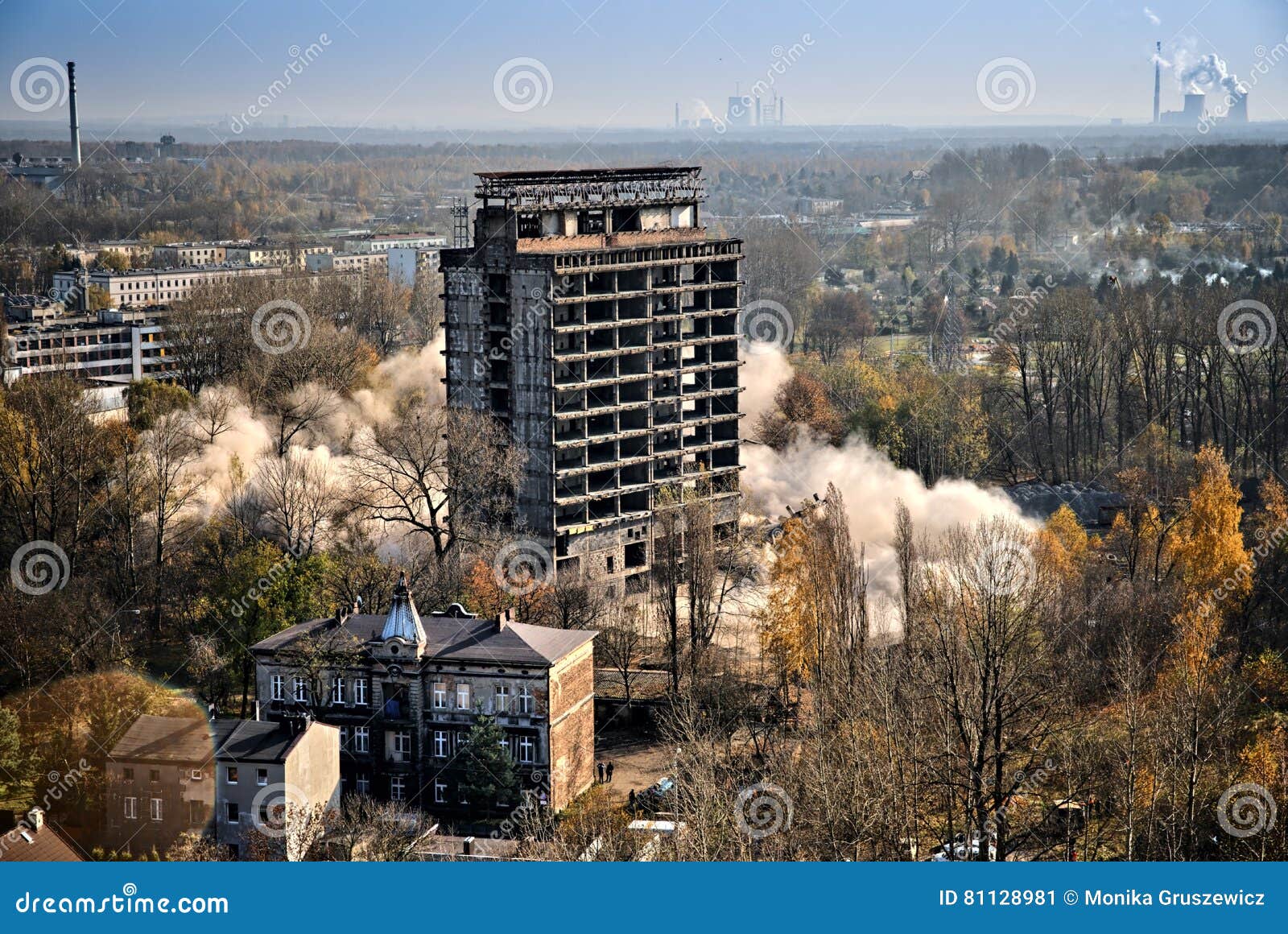 Explotar El Edificio Para La Demolición Imagen de archivo - Imagen de ...