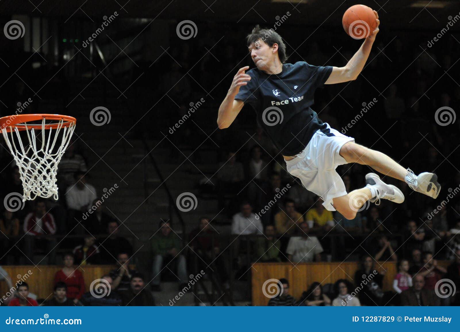 Exposition Acrobatique De Basket-ball Image stock éditorial - Image du ...
