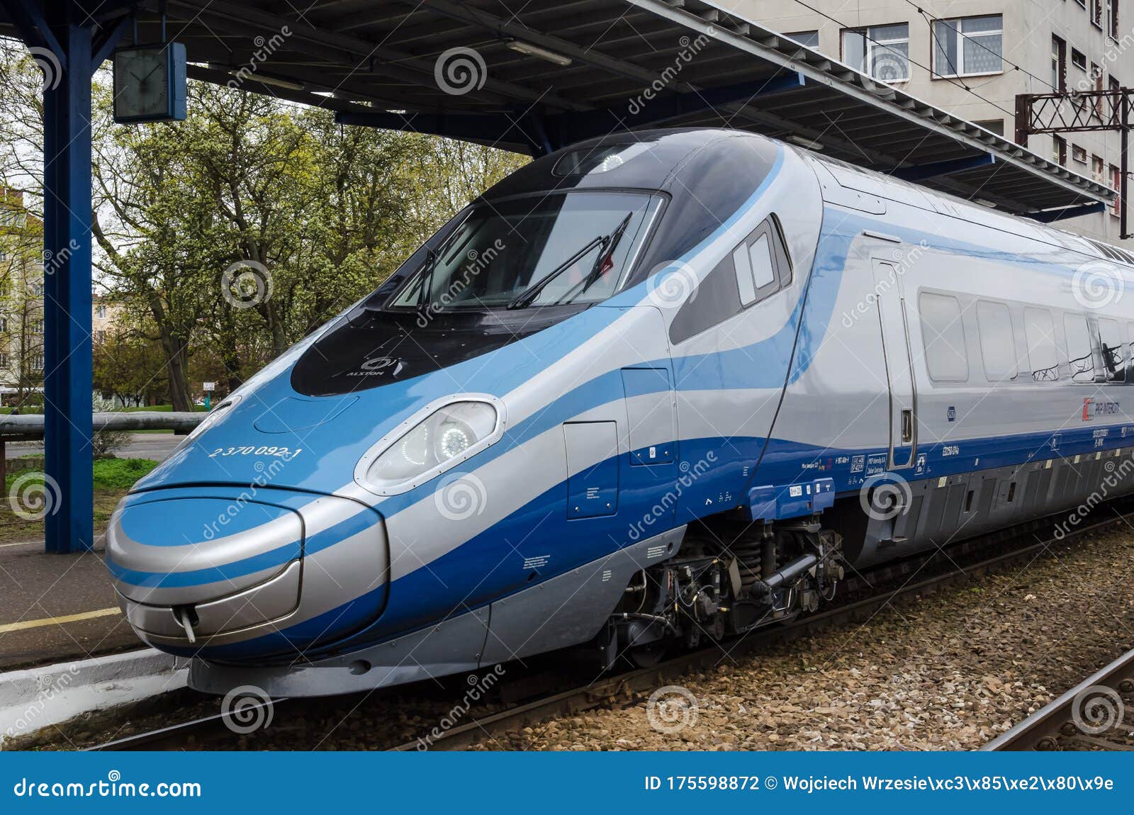 EXPRESS TRAIN editorial photography. Image of platform - 175598872