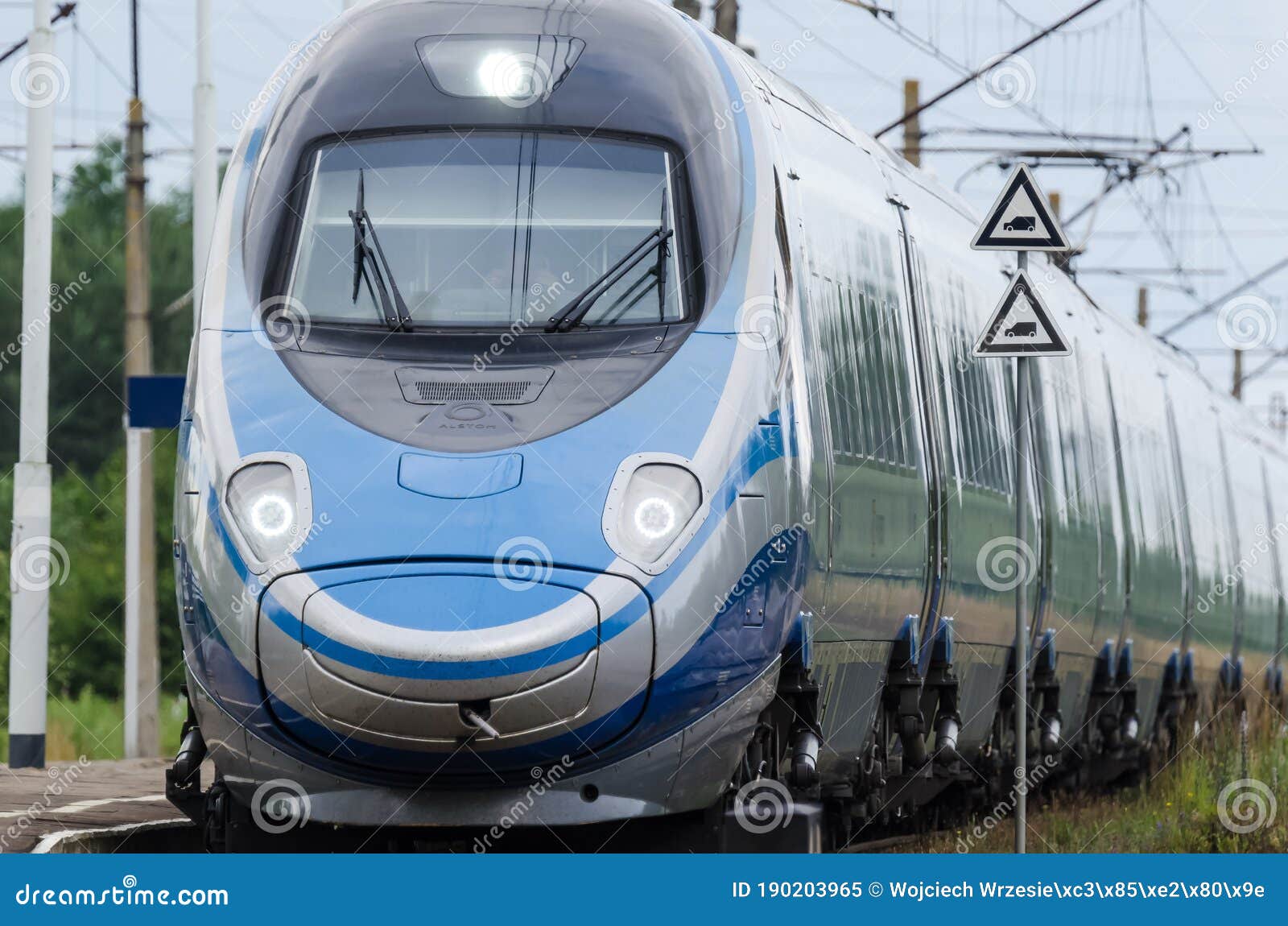 EXPRESS TRAIN editorial image. Image of locomotive, engineering - 190203965