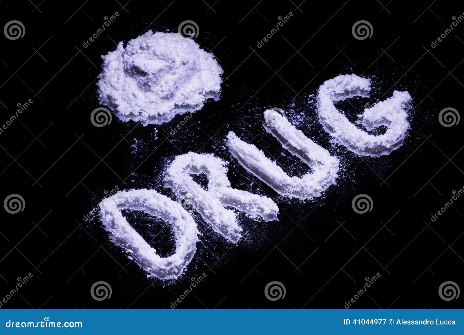 Exprimez La Drogue Et Une Pile De La Drogue Blanche Image stock - Image ...