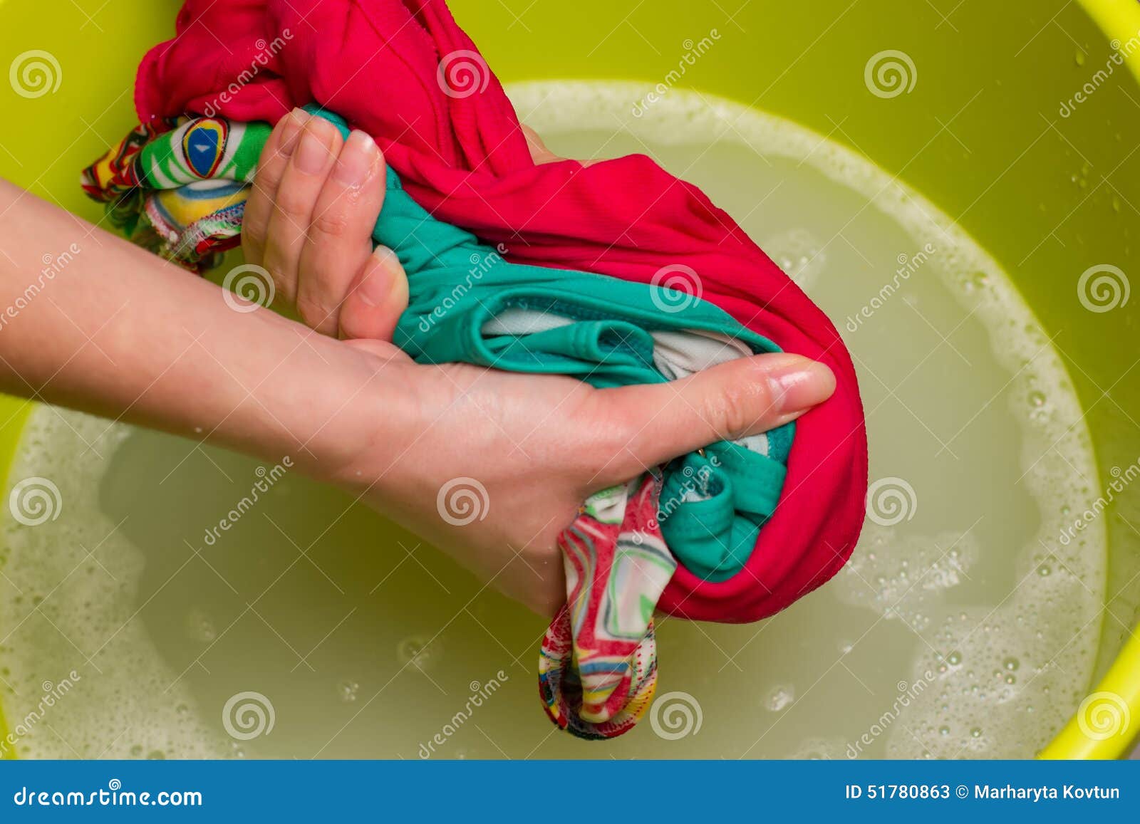 Exprimir La Ropa Del Lavado Imagen de archivo - Imagen de fondo ...