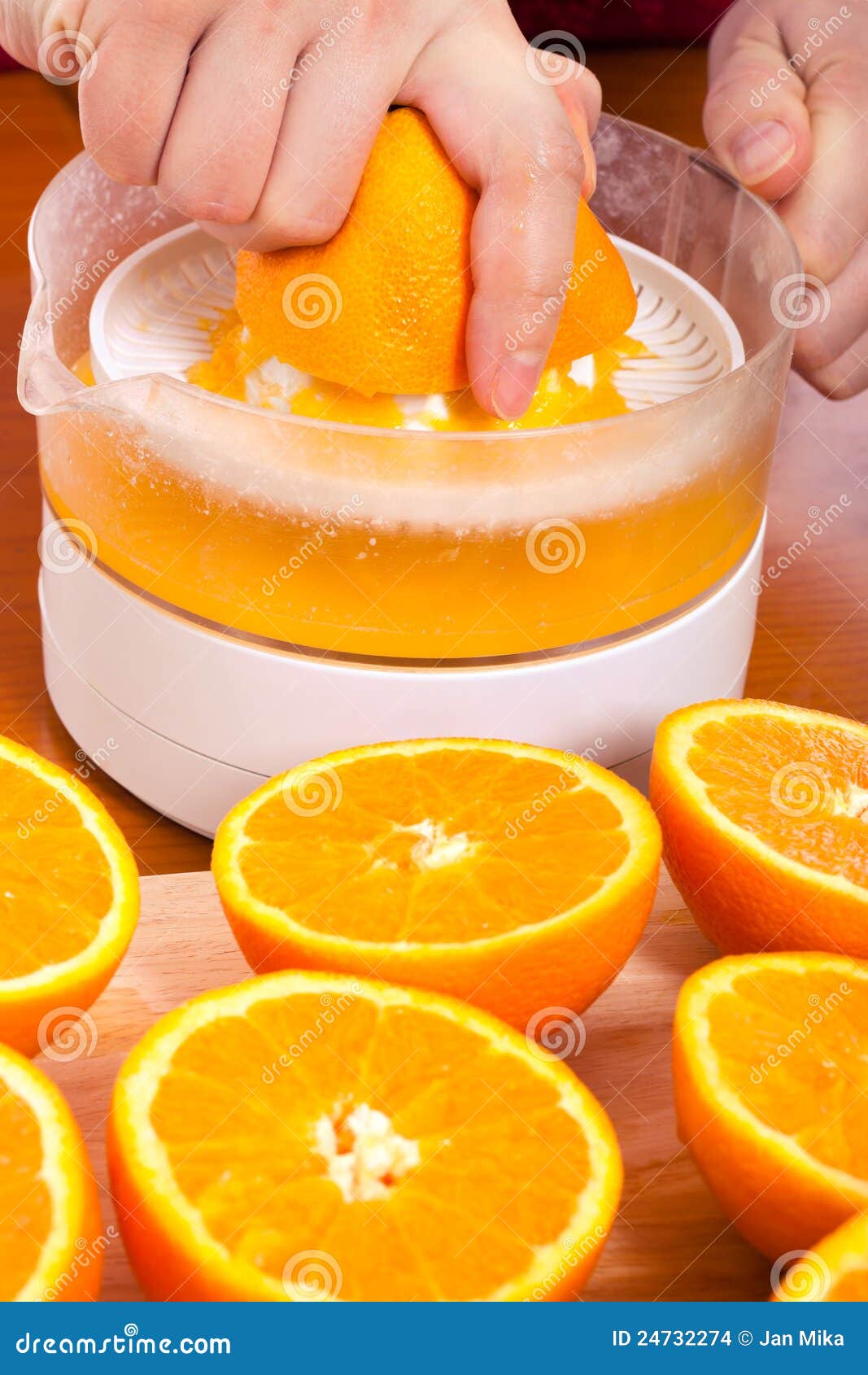 Exprimir naranjas foto de archivo. Imagen de comer, macro - 24732274