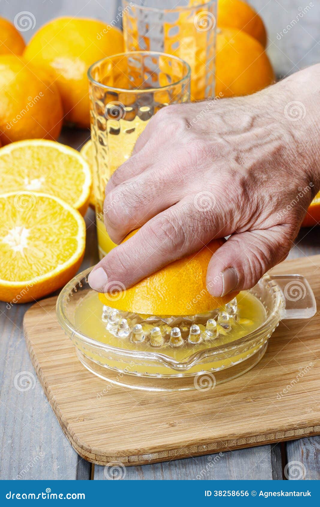 Exprimir naranjas foto de archivo. Imagen de comida, limonada - 38258656