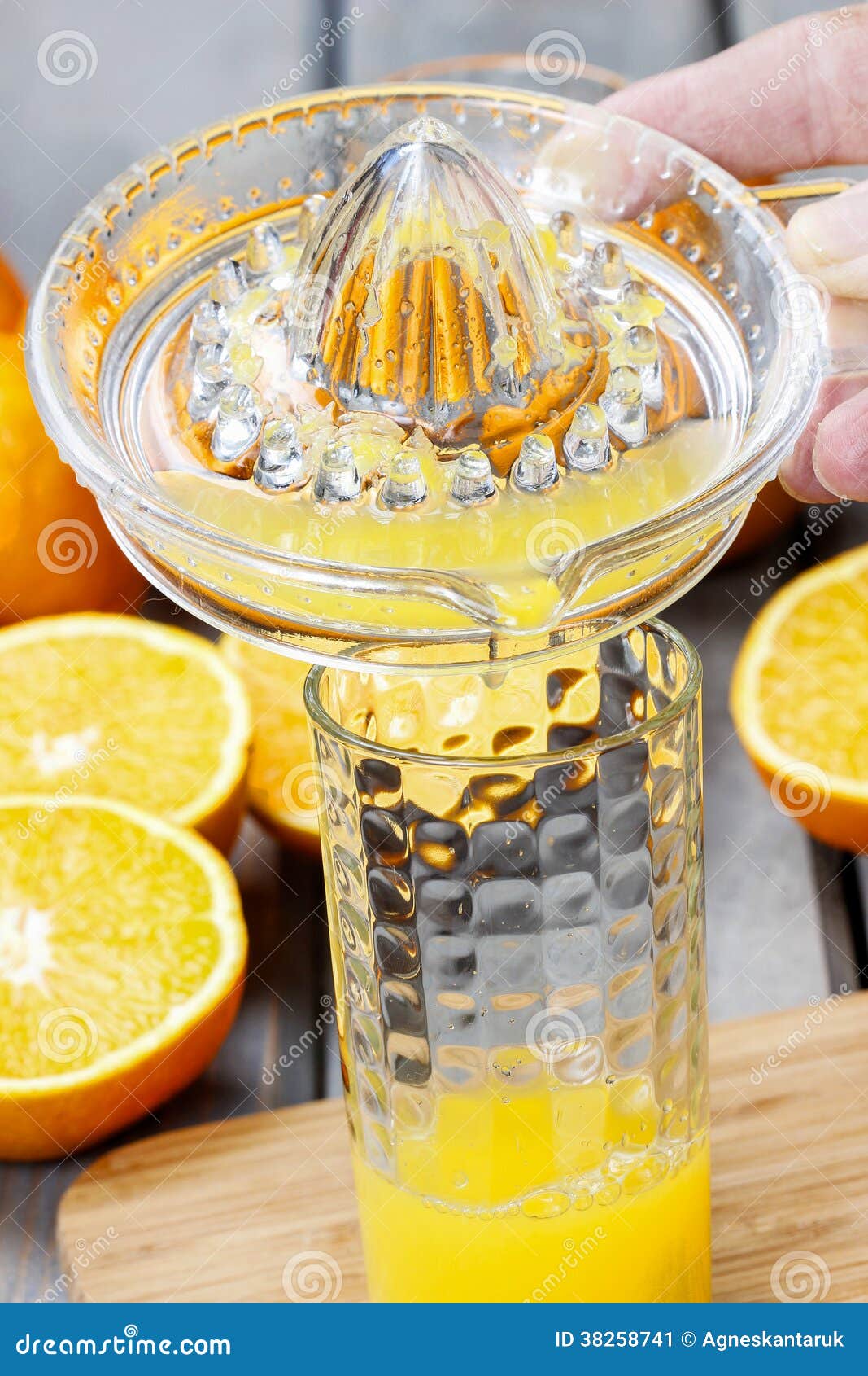 Exprimir naranjas imagen de archivo. Imagen de anaranjado - 38258741