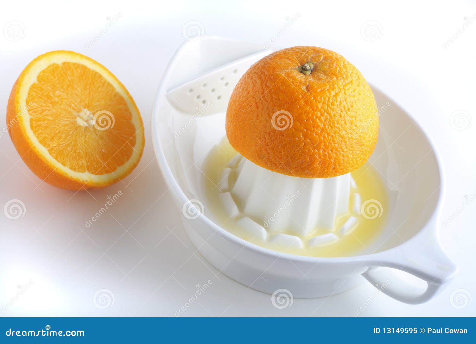 Exprimir una naranja imagen de archivo. Imagen de rebanado - 13149595