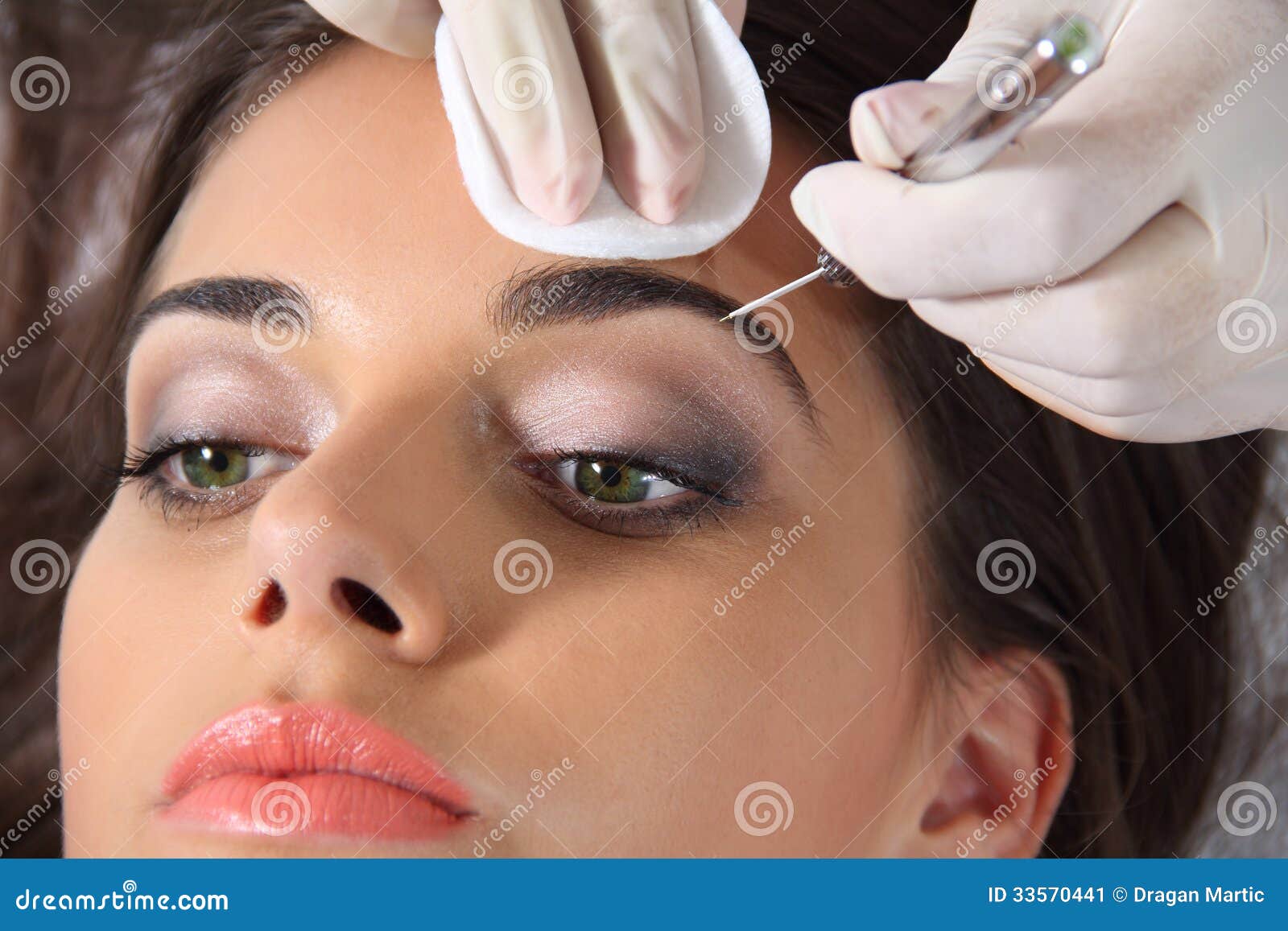 Extension de sourcil image stock. Image du main, visage - 33570441