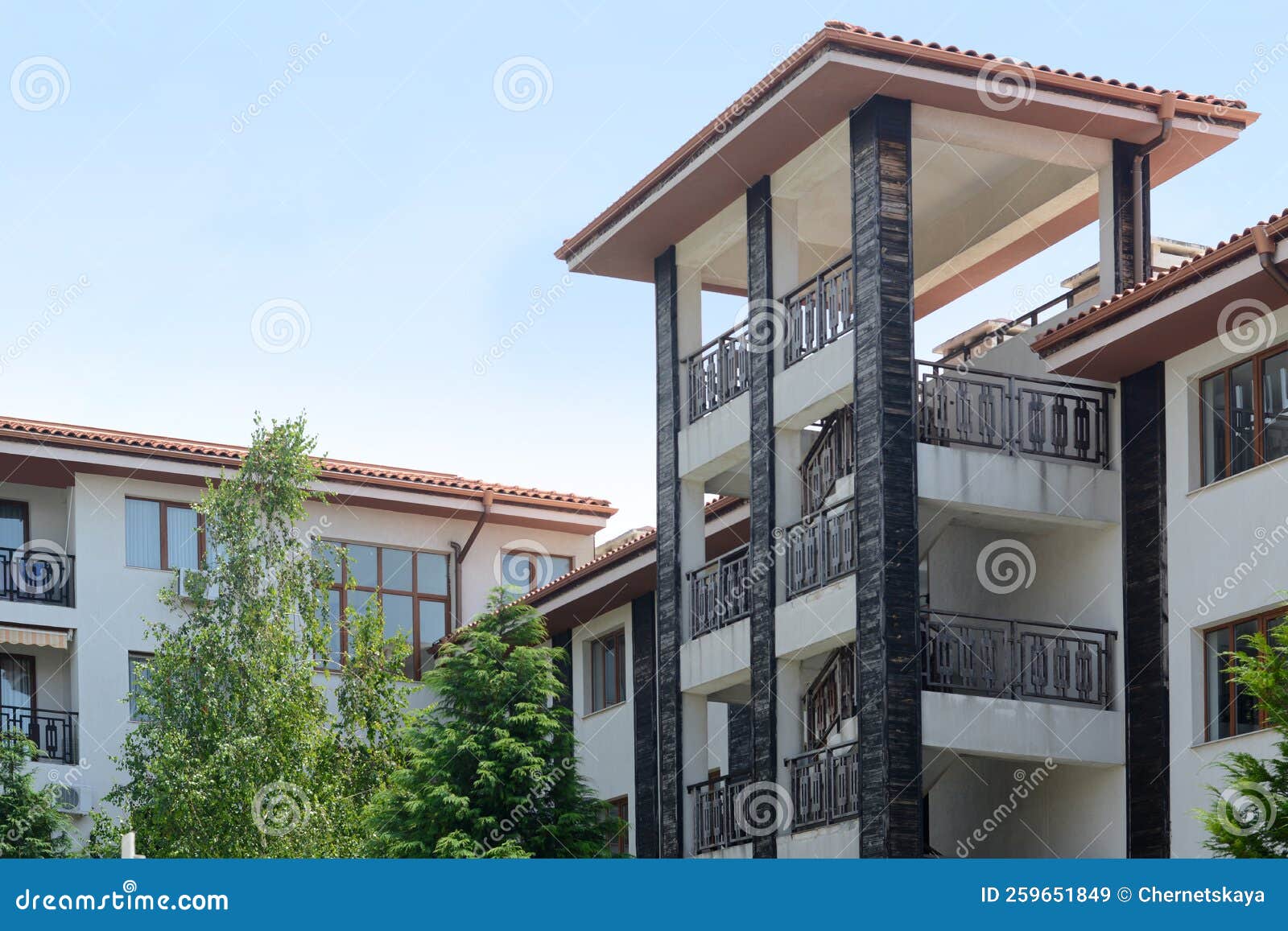 Exterior De Un Bonito Edificio Con Escalera Y Balcones Imagen de archivo - Imagen de nuevo ...