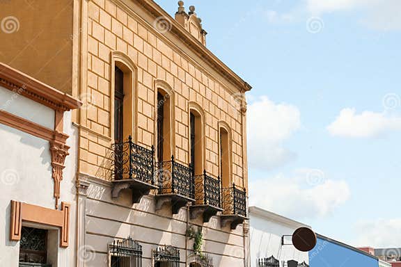 Exterior De Un Bonito Edificio Con Ventanas Y Balcones Imagen de archivo - Imagen de viaje ...