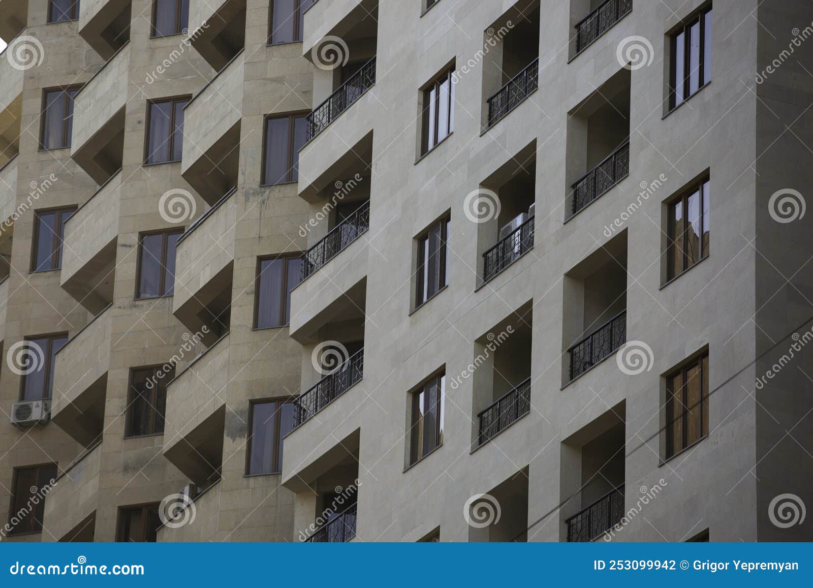 Exterior De Un Edificio Con Docenas De Ventanas Foto de archivo ...