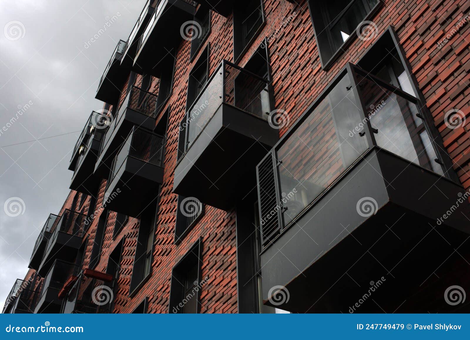 Exterior De Un Gran Edificio De Apartamentos Fachada Ventanas Y ...