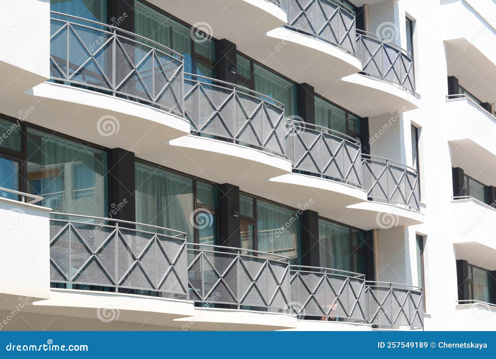Exterior De Un Hermoso Edificio Residencial Con Balcones Imagen de archivo - Imagen de conjurar ...