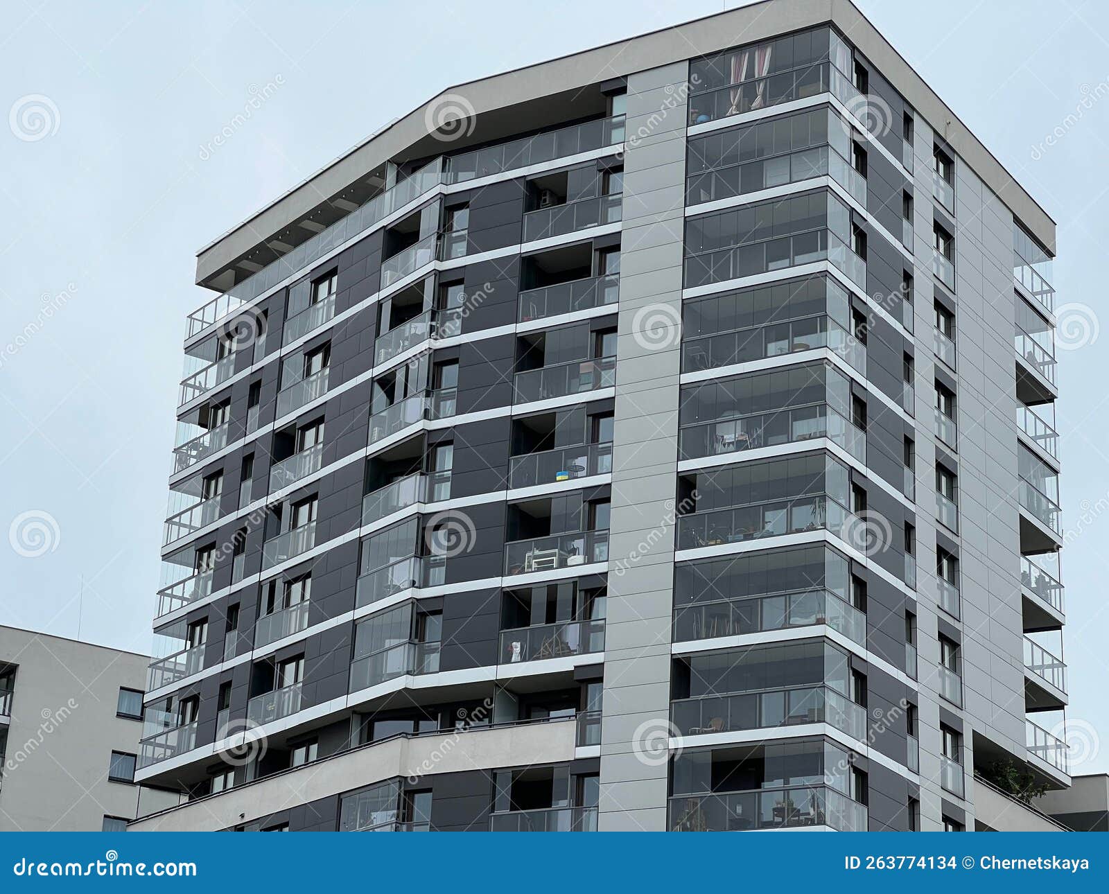 Exterior De Un Hermoso Edificio Residencial Con Balcones Foto de archivo - Imagen de balcones ...