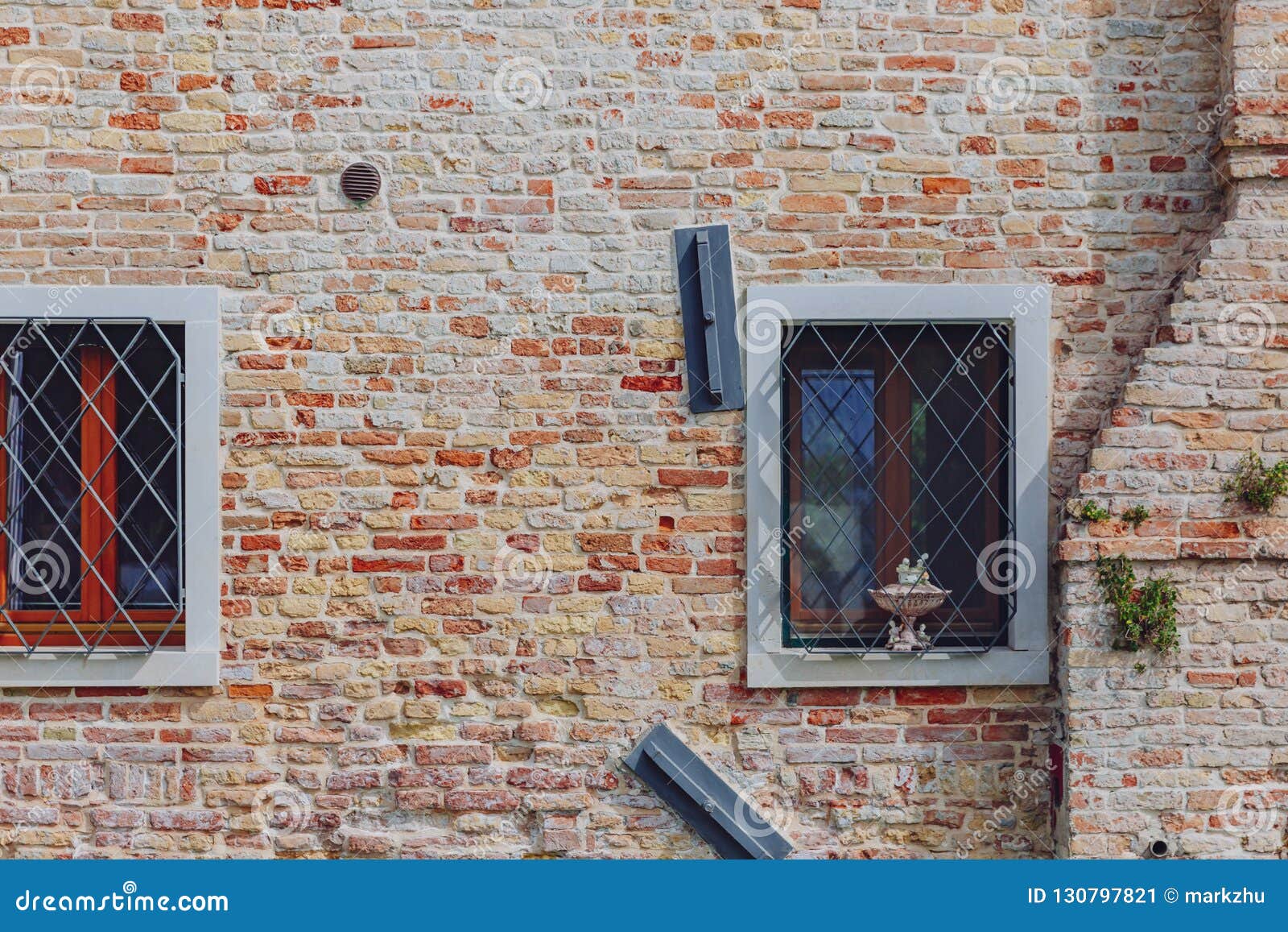 Exterior Del Edificio De Ladrillo Con Las Ventanas, En La Isla De ...