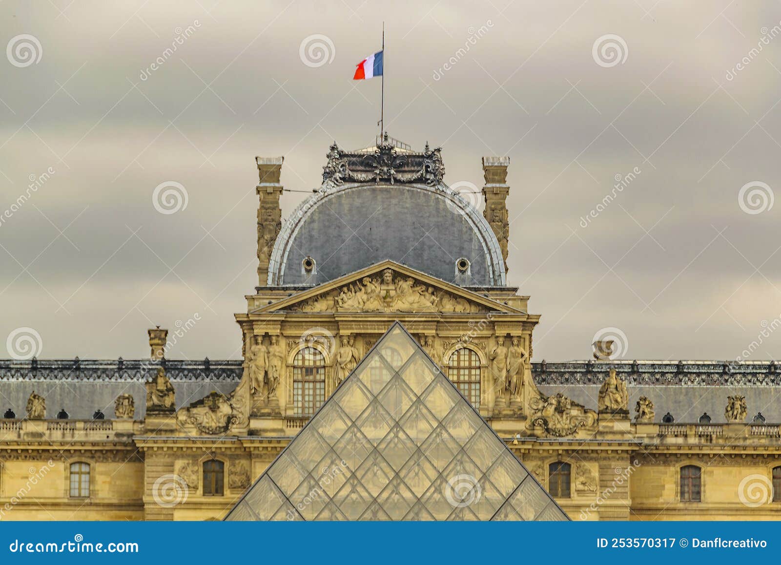 Exterior Del Museo De Louvre Fotografía editorial - Imagen de europeo ...