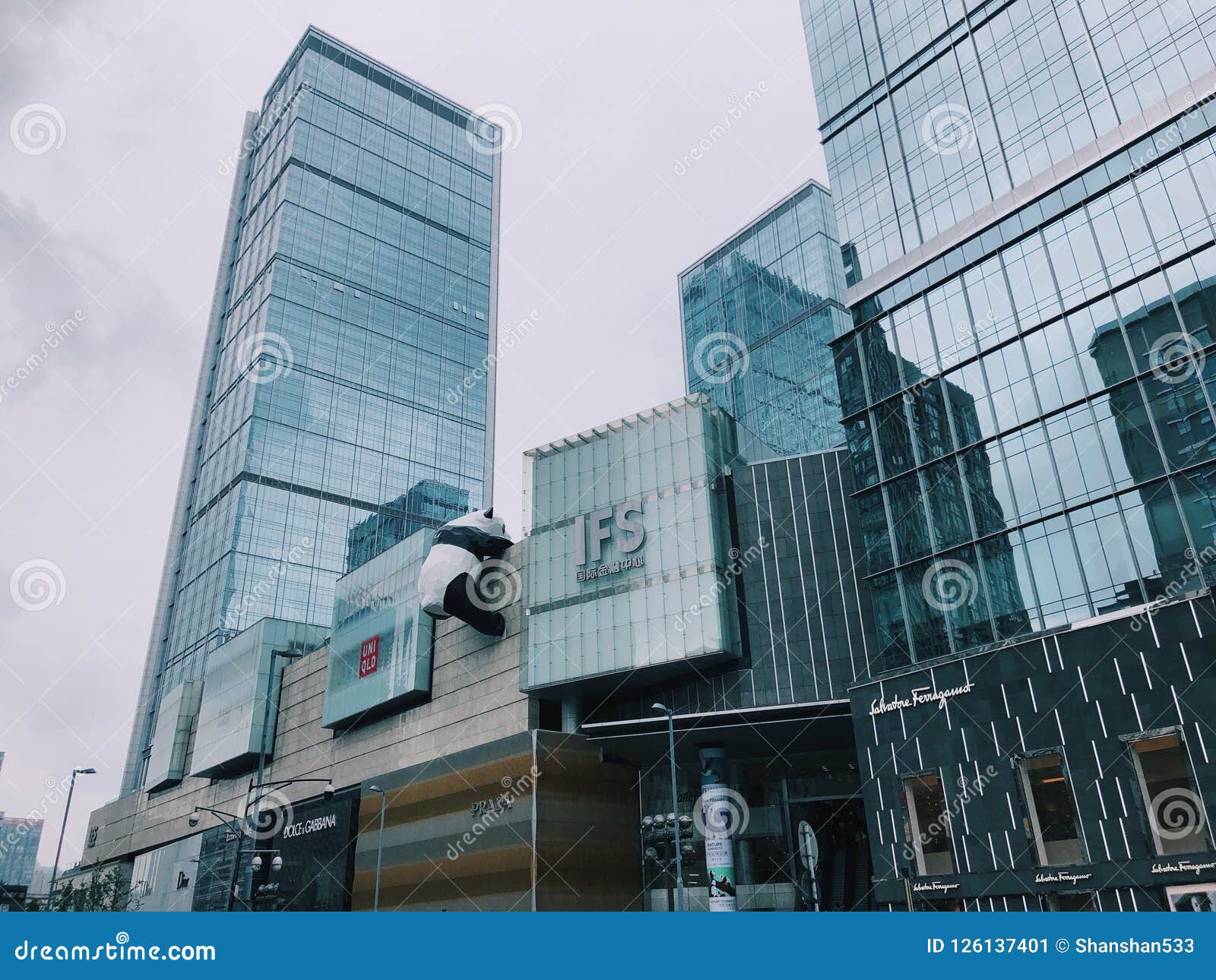 Exterior do IFS de Chengdu foto editorial. Imagem de panda - 126137401