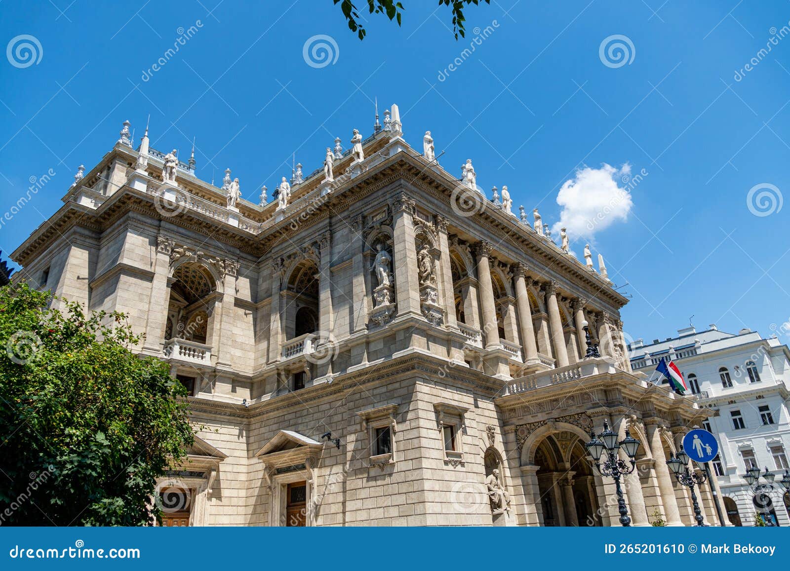 Exterior of the Hungarian State Opera in Budapest, Hungary Editorial ...