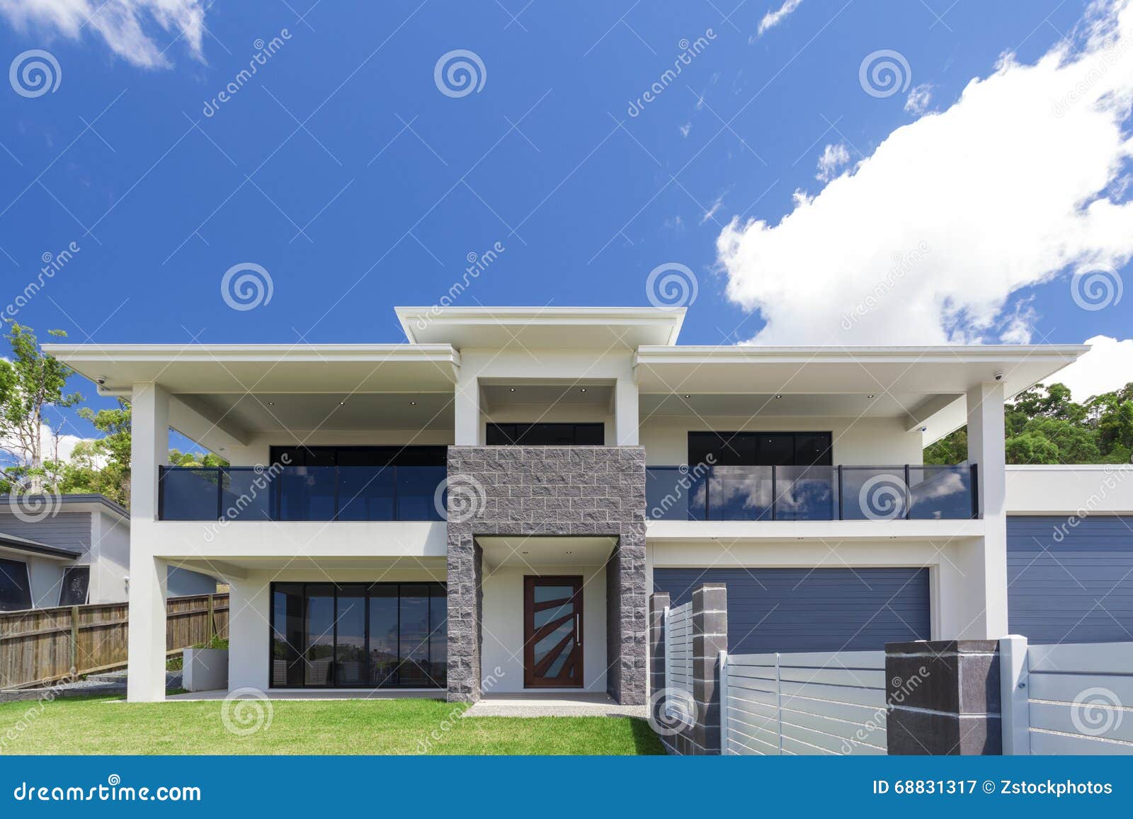 Exterior moderno da HOME imagem de stock. Imagem de luxo - 68831317