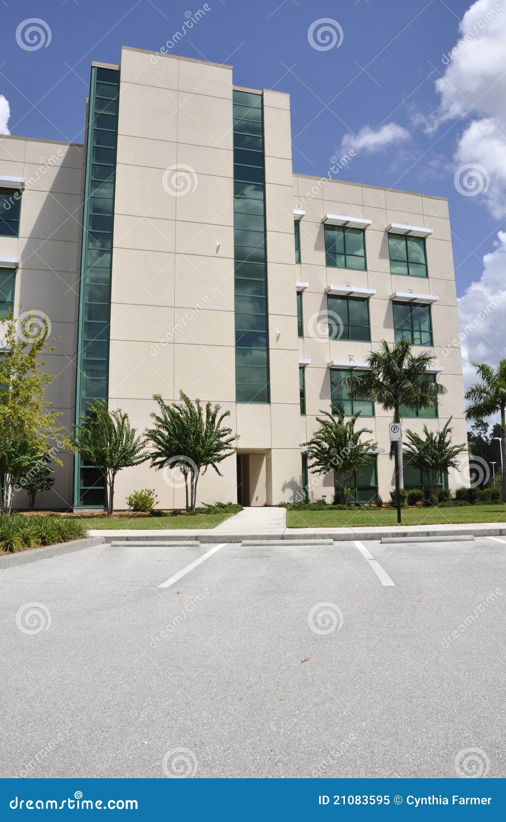 Exterior Moderno Del Hospital Imagen de archivo - Imagen de salud ...