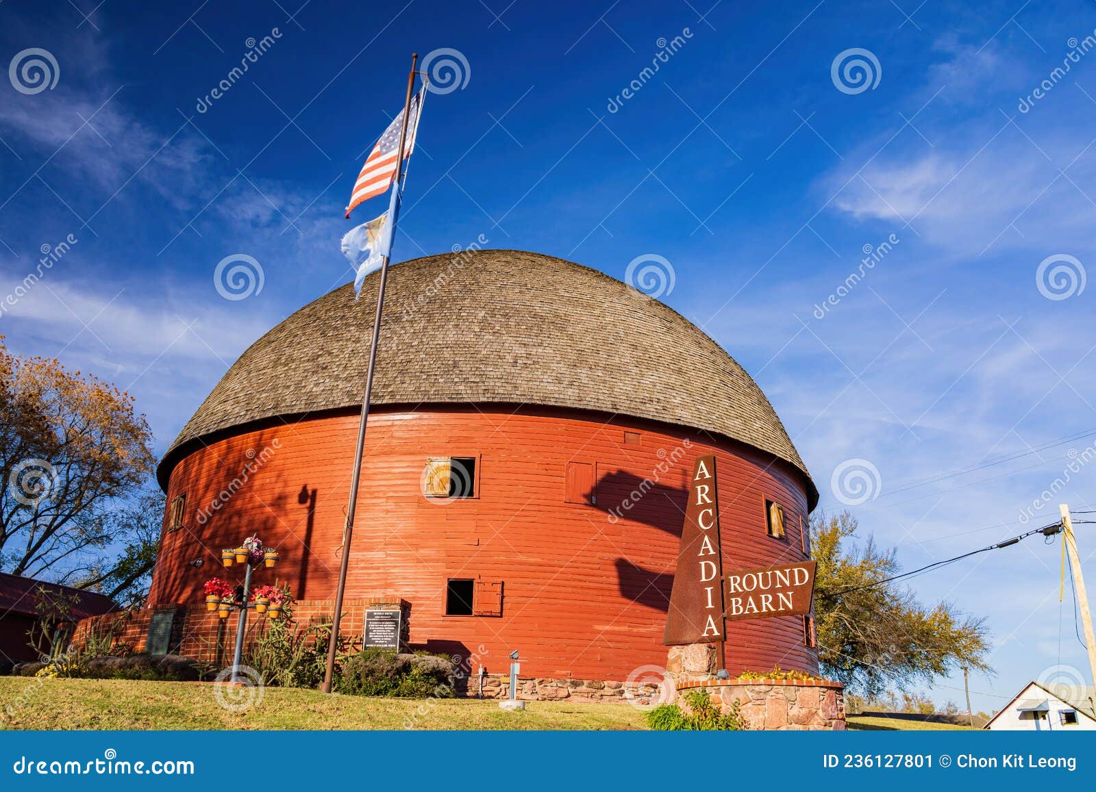 Exterior View of the Arcadia Round Barn Editorial Photo - Image of ...