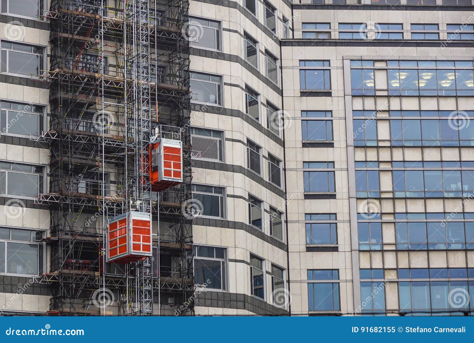 External Hoists Used in Building Construction To Bring Work Materials ...