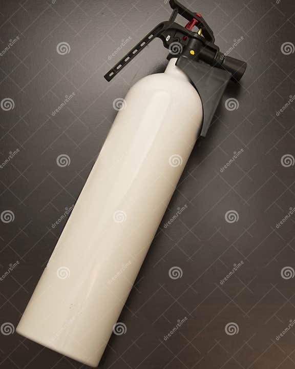 Extintor blanco foto de archivo. Imagen de extinguidor - 73553118
