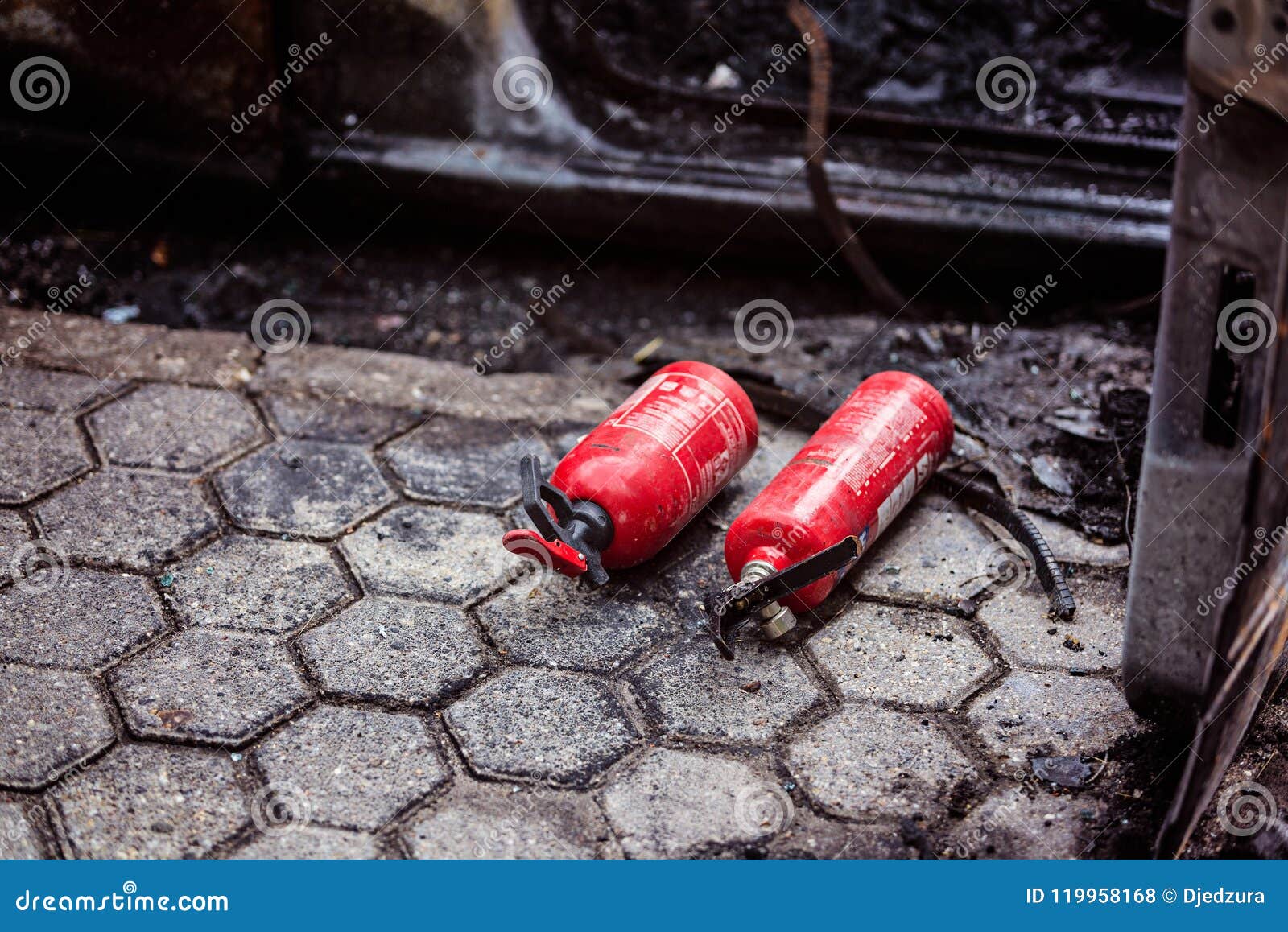 Extintor Do Vermelho Do Carro Usado Foto de Stock - Imagem de bombeiro ...