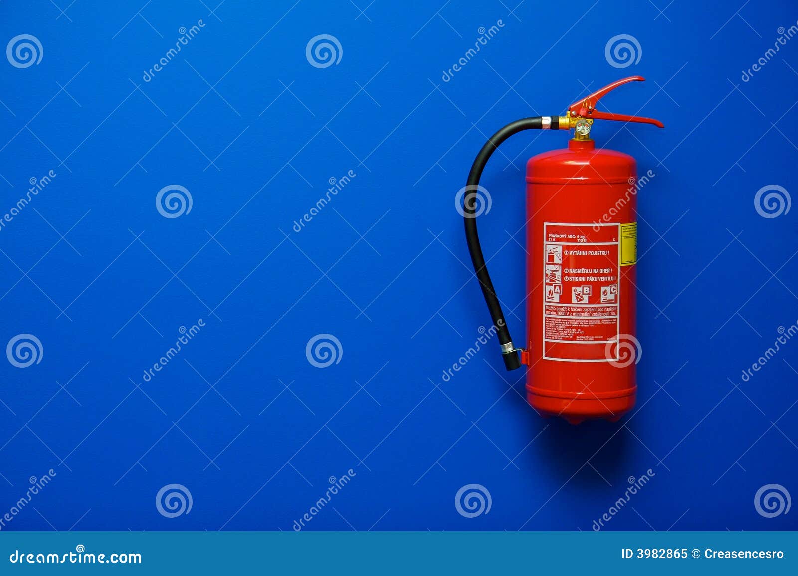 Extintor en azul imagen de archivo. Imagen de llama, checo - 3982865