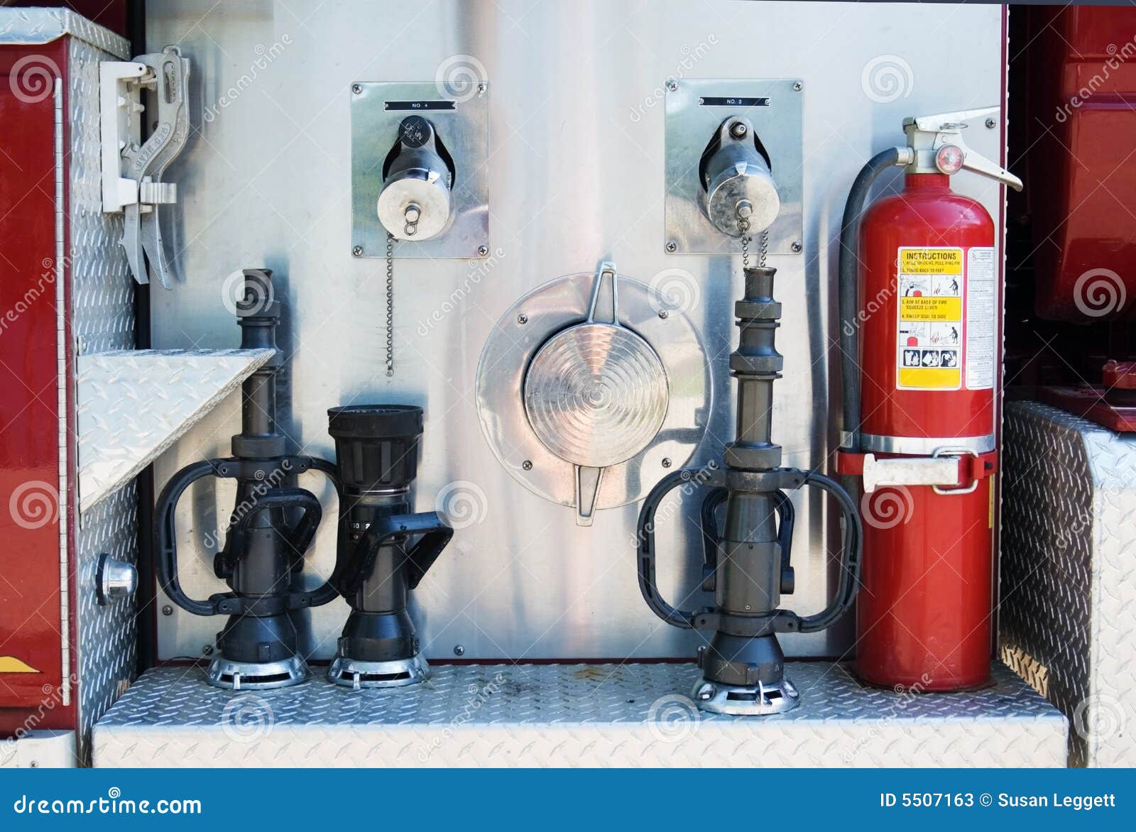 Extintor en el carro imagen de archivo. Imagen de extinga - 5507163