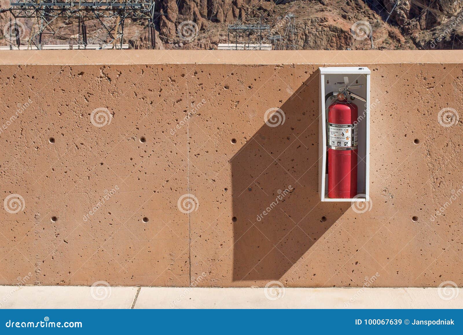 Extintor en la pared imagen de archivo. Imagen de planta - 100067639