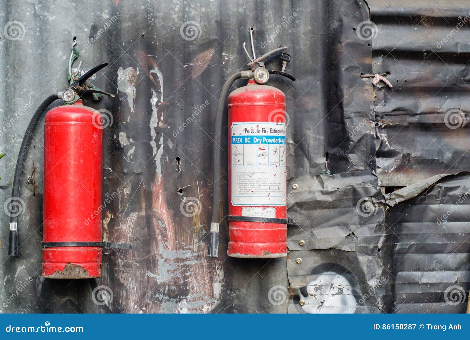 Extintor En La Pared Acanalada Imagen de archivo - Imagen de seguro ...