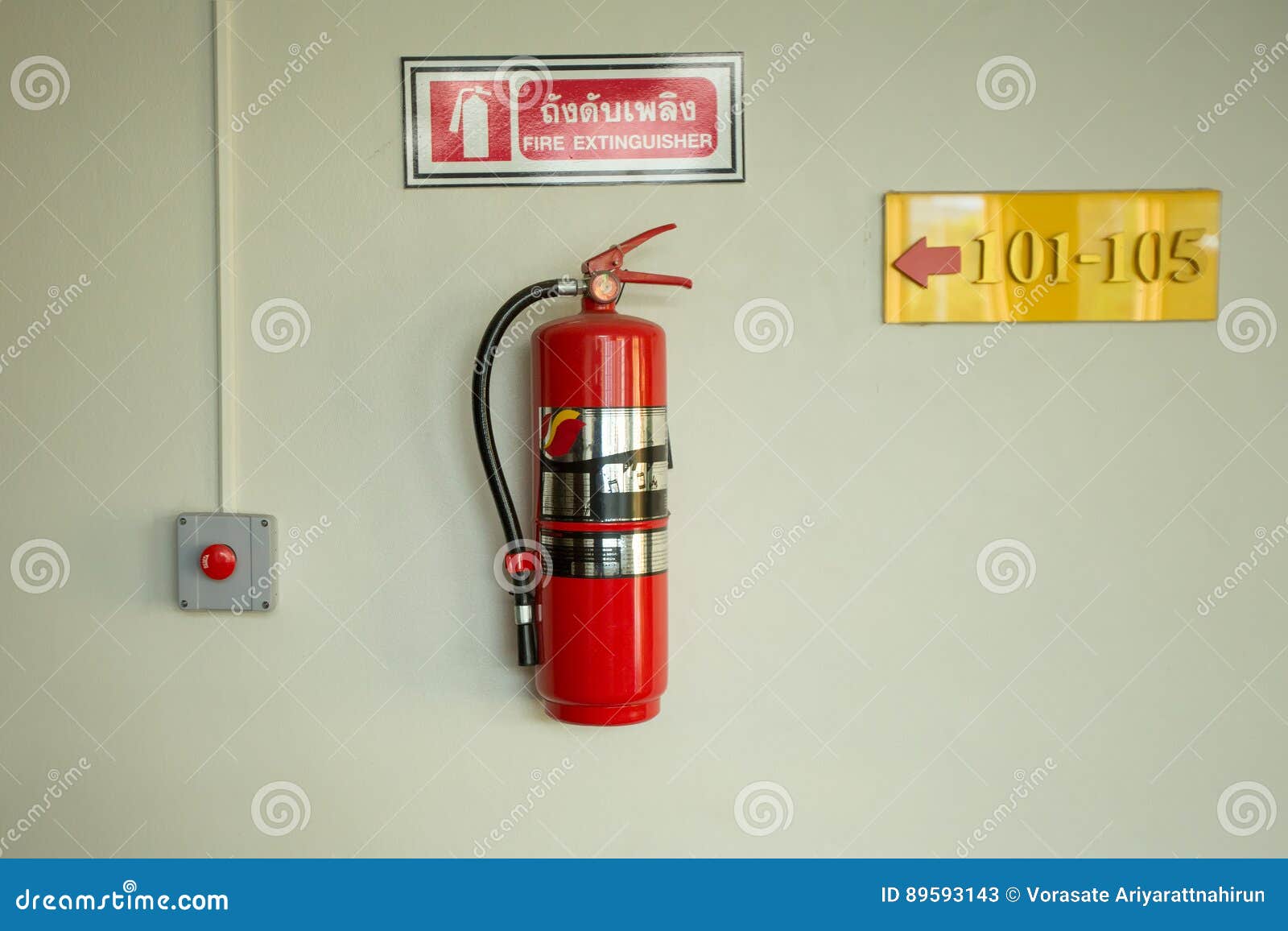 Extintor En La Pared Blanca Imagen de archivo - Imagen de gris, casero ...