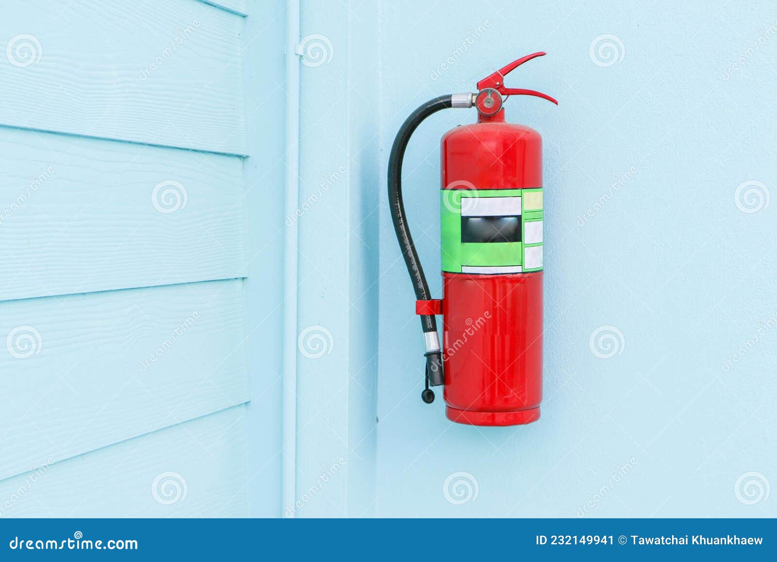 Extintor Instalado Na Parede Azul Da Casa Imagem de Stock - Imagem de ...