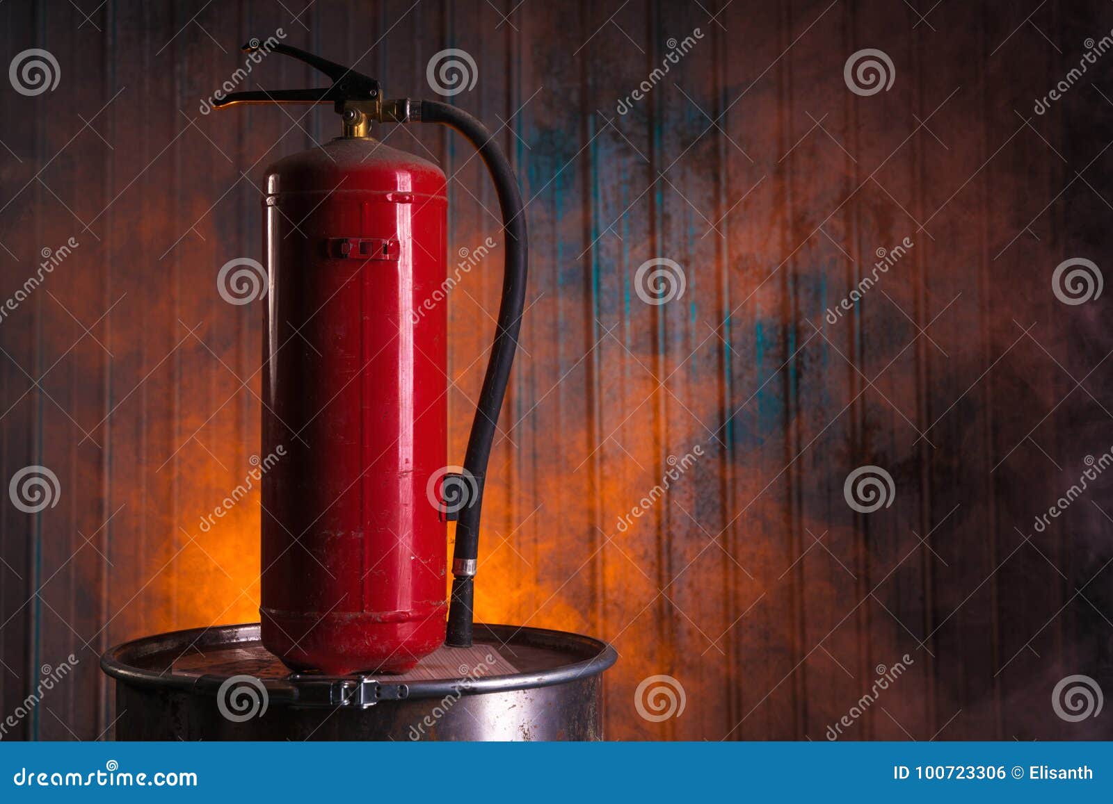 Extintor No Tambor Oxidado Velho Foto de Stock - Imagem de apocalipse ...