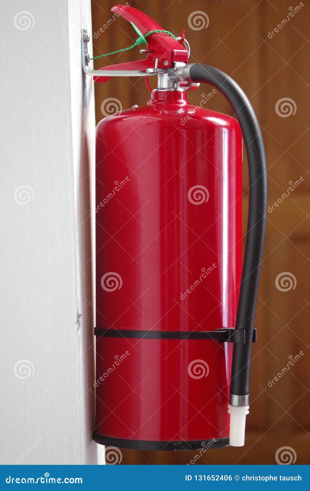 Extintor rojo en la pared foto de archivo. Imagen de equipo - 131652406
