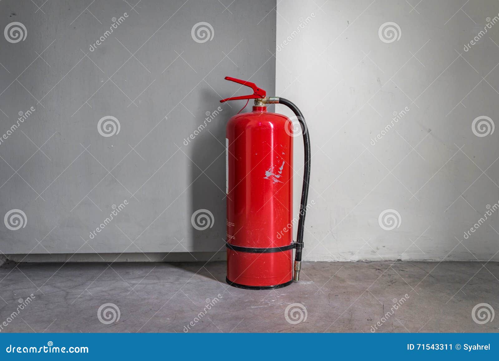 Extintor Usado Para Sostener La Puerta Abierta Imagen de archivo ...